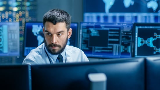 In che modo l'intelligenza artificiale influenza la cyber security